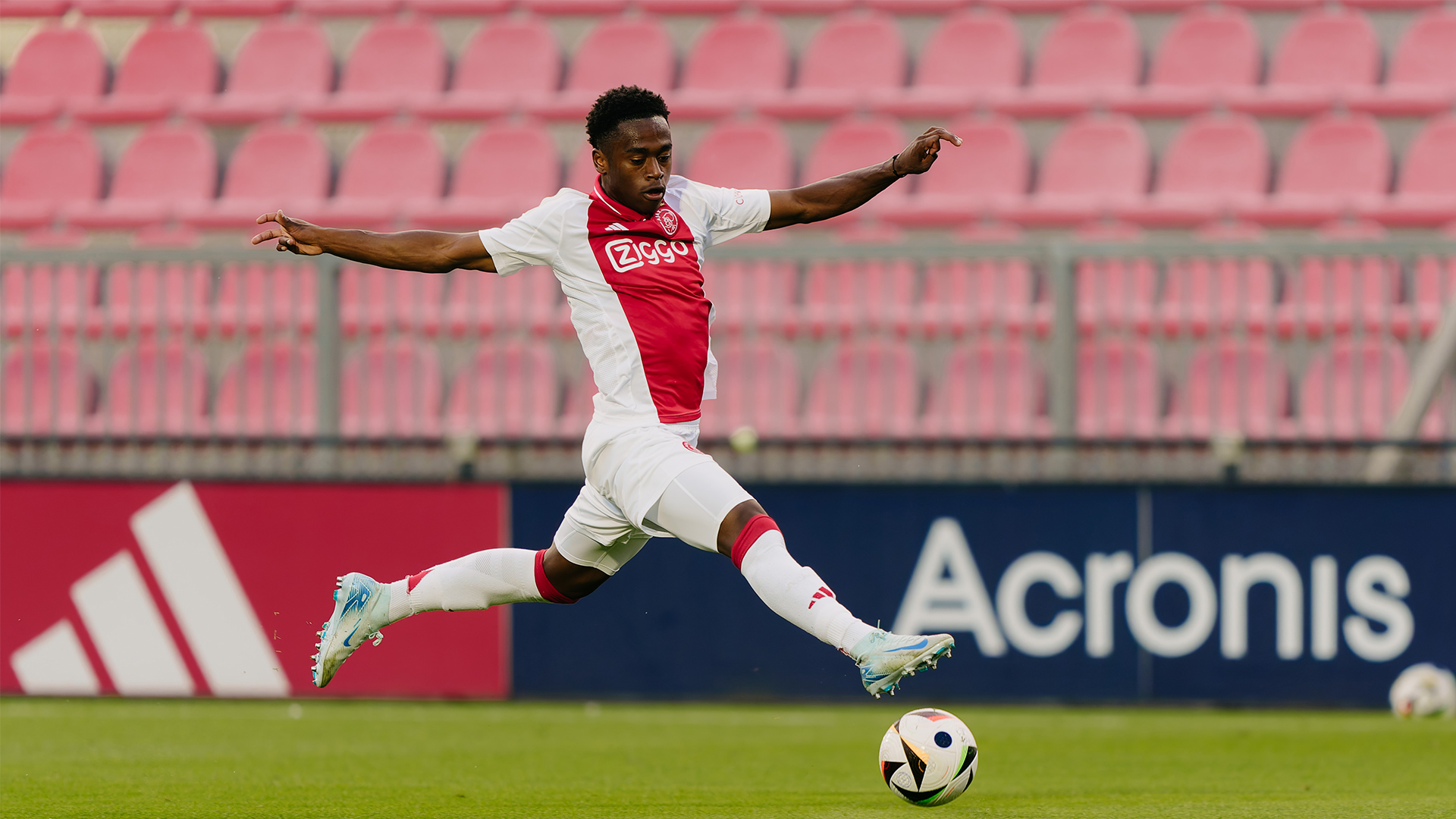 Ajax and Burnley FC reach agreement on Jaydon Banel