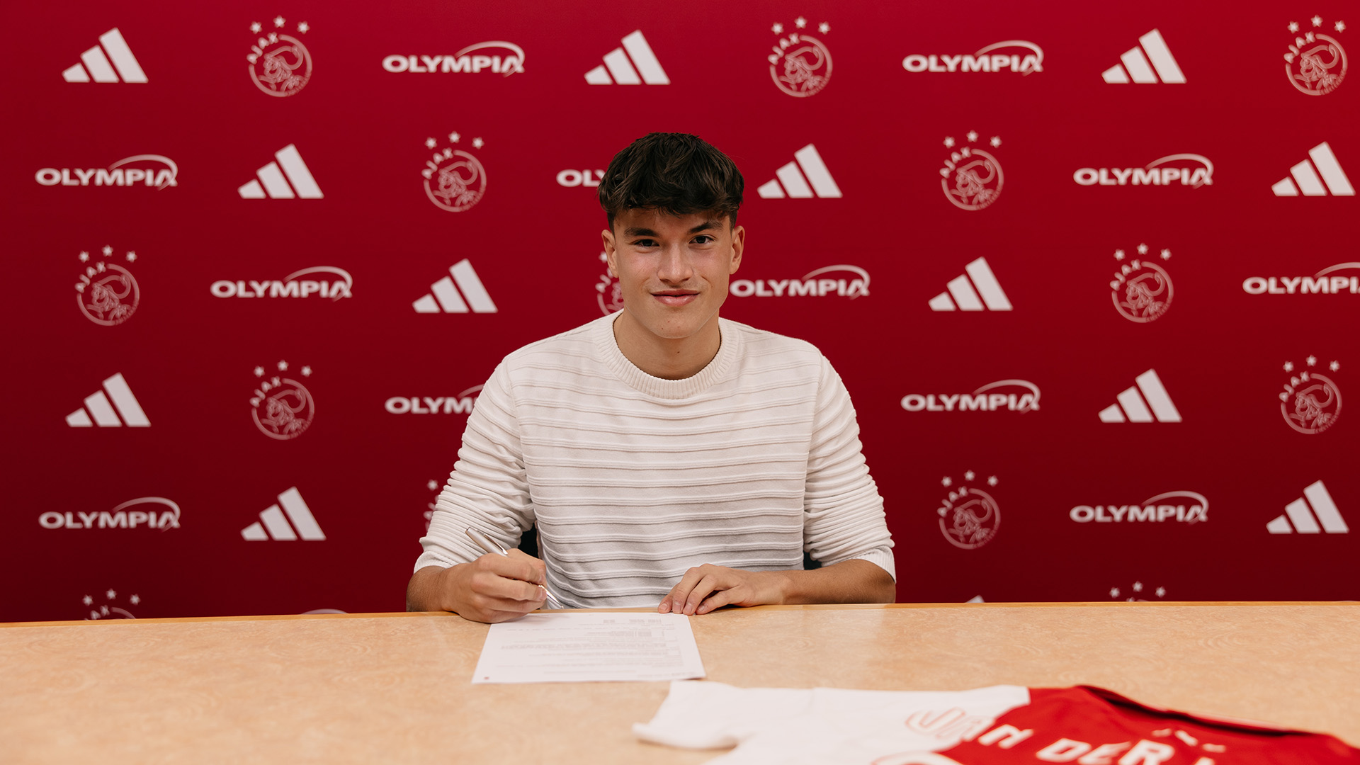 Ajax extend contract Damián van der Vaart